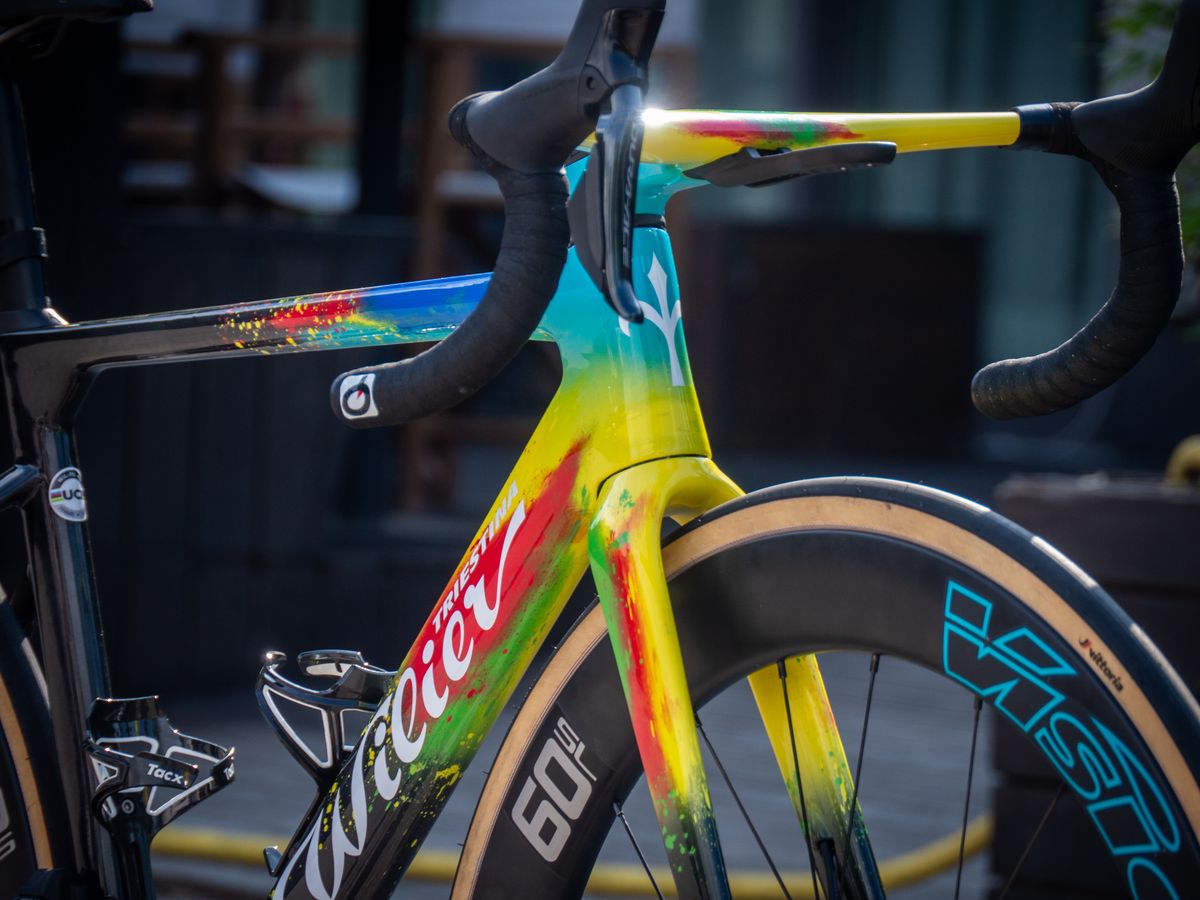 Up close and personal with Mark Cavendish's record breaking custom ...