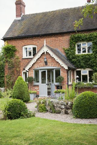 12 cottage porch ideas for a cozy, welcoming entrance | Country
