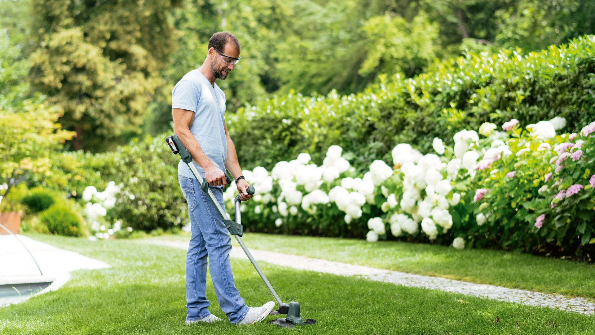 Bosch UniversalGrassCut 18–26 cordless grass trimmer review: this ...
