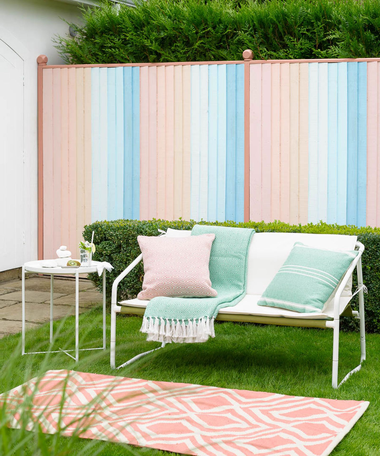 8 cheap fence ideas for beautiful boundaries | Real Homes