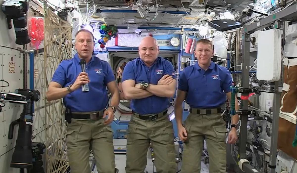 Christmas In Space: Astronauts Beam Holiday Wishes to Earth (Video) | Space