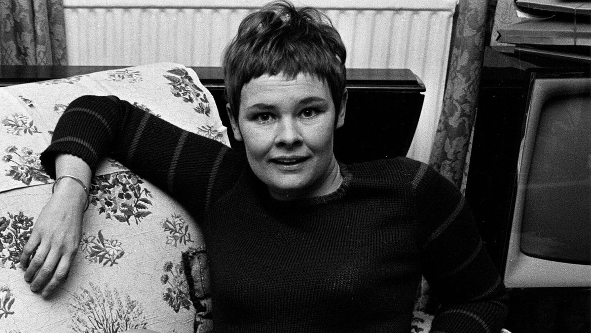Judi Dench's living room elevates the floral seating trend | Homes and ...