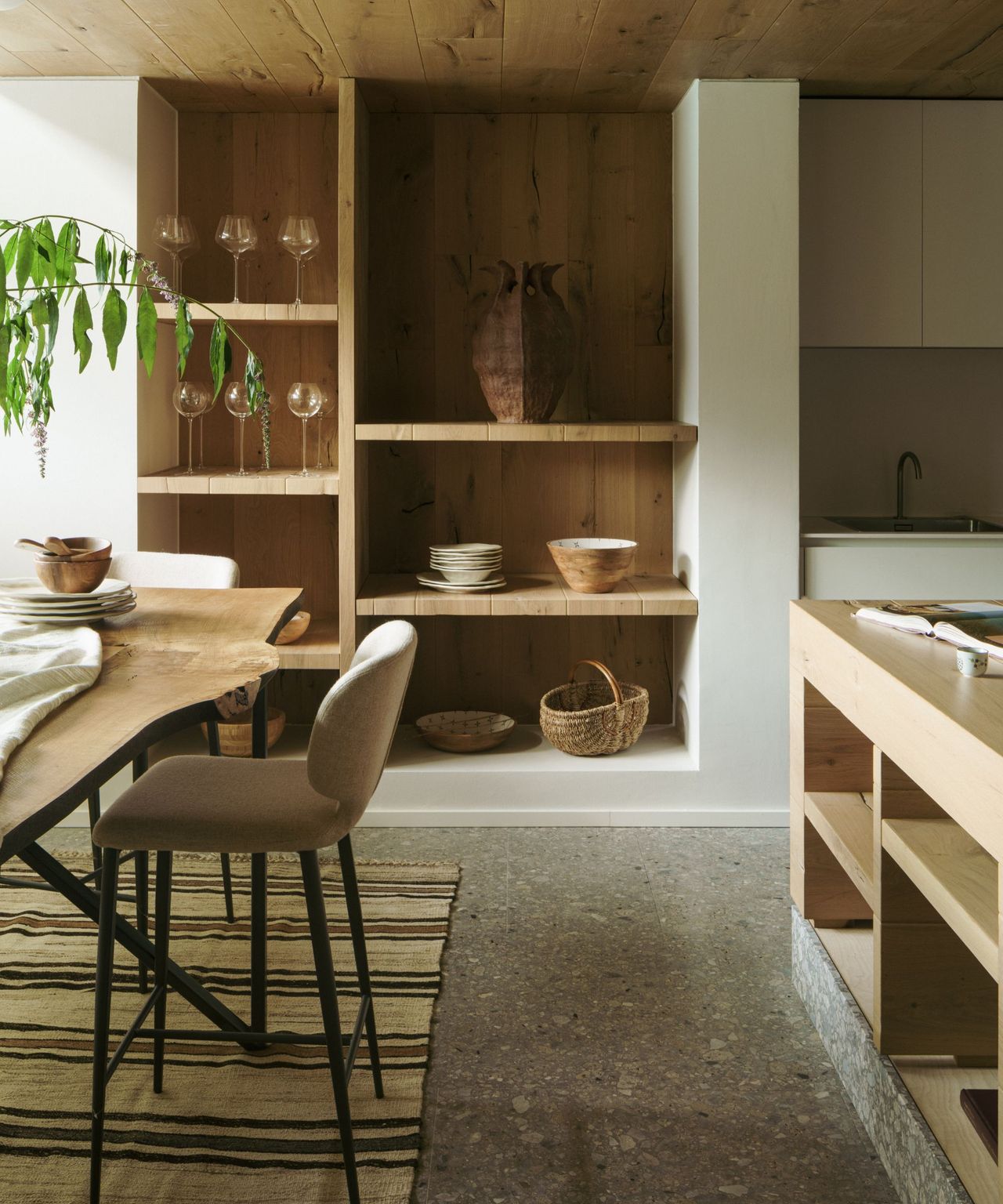 How to install shelves in an alcove: rules designers follow | Homes and ...