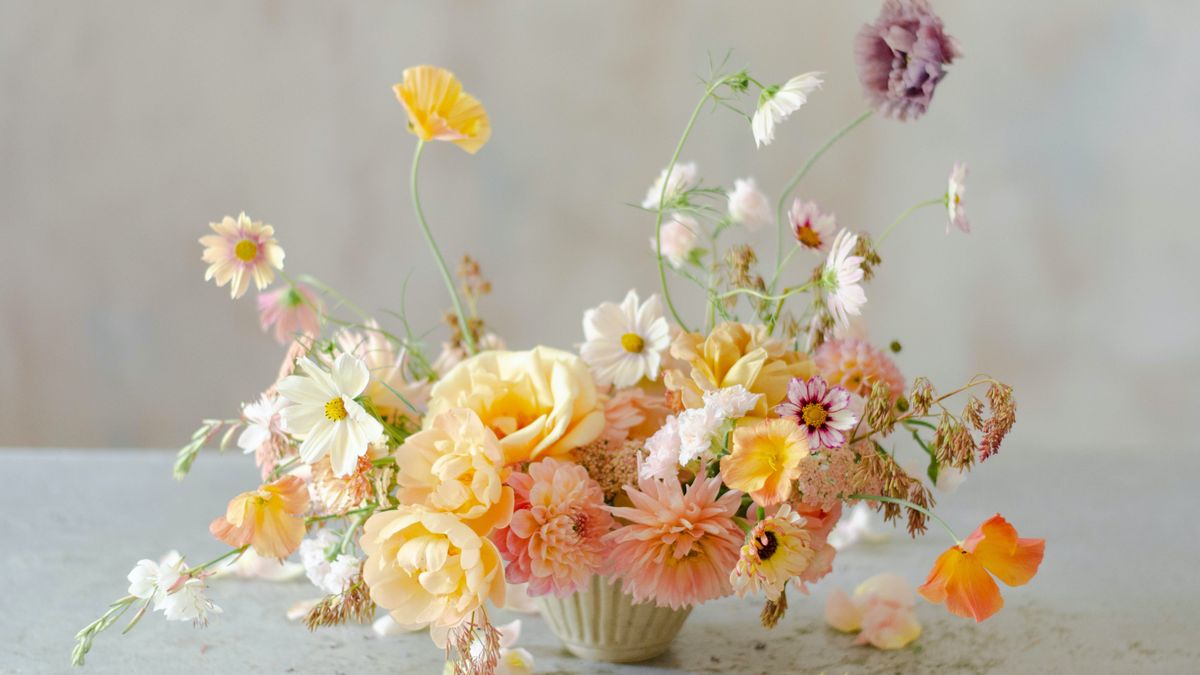 How to create a summer flower arrangement | Homes and Gardens