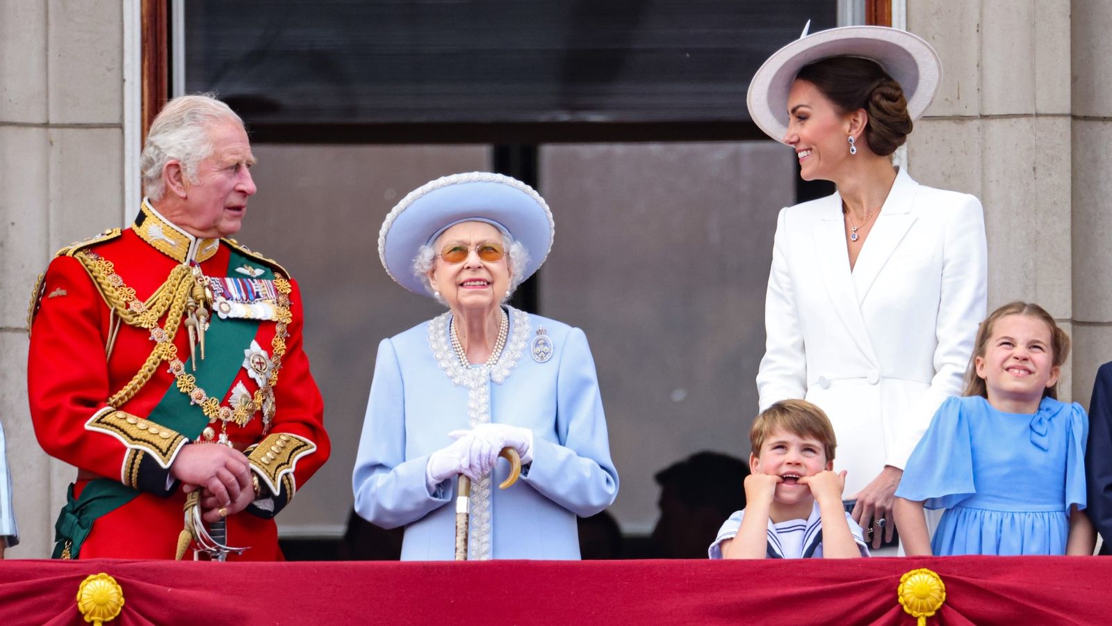 The Queen uses marble walking stick at Platinum Jubilee | Woman & Home
