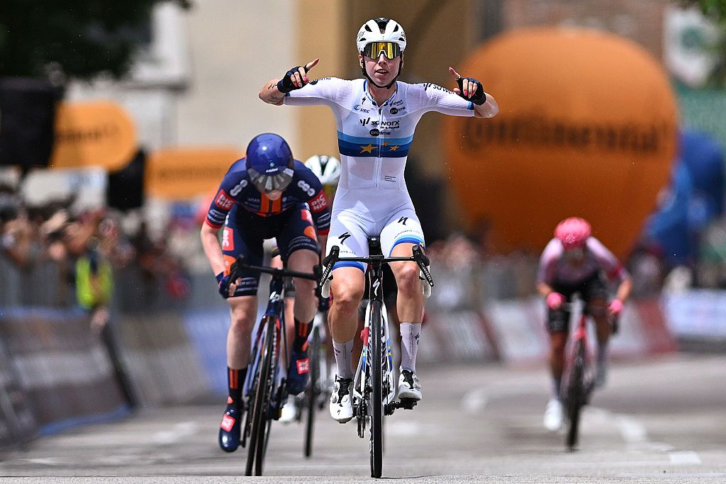Giro d'Italia Women stage 3: Lorena Wiebes wins crashed-marred finale ...