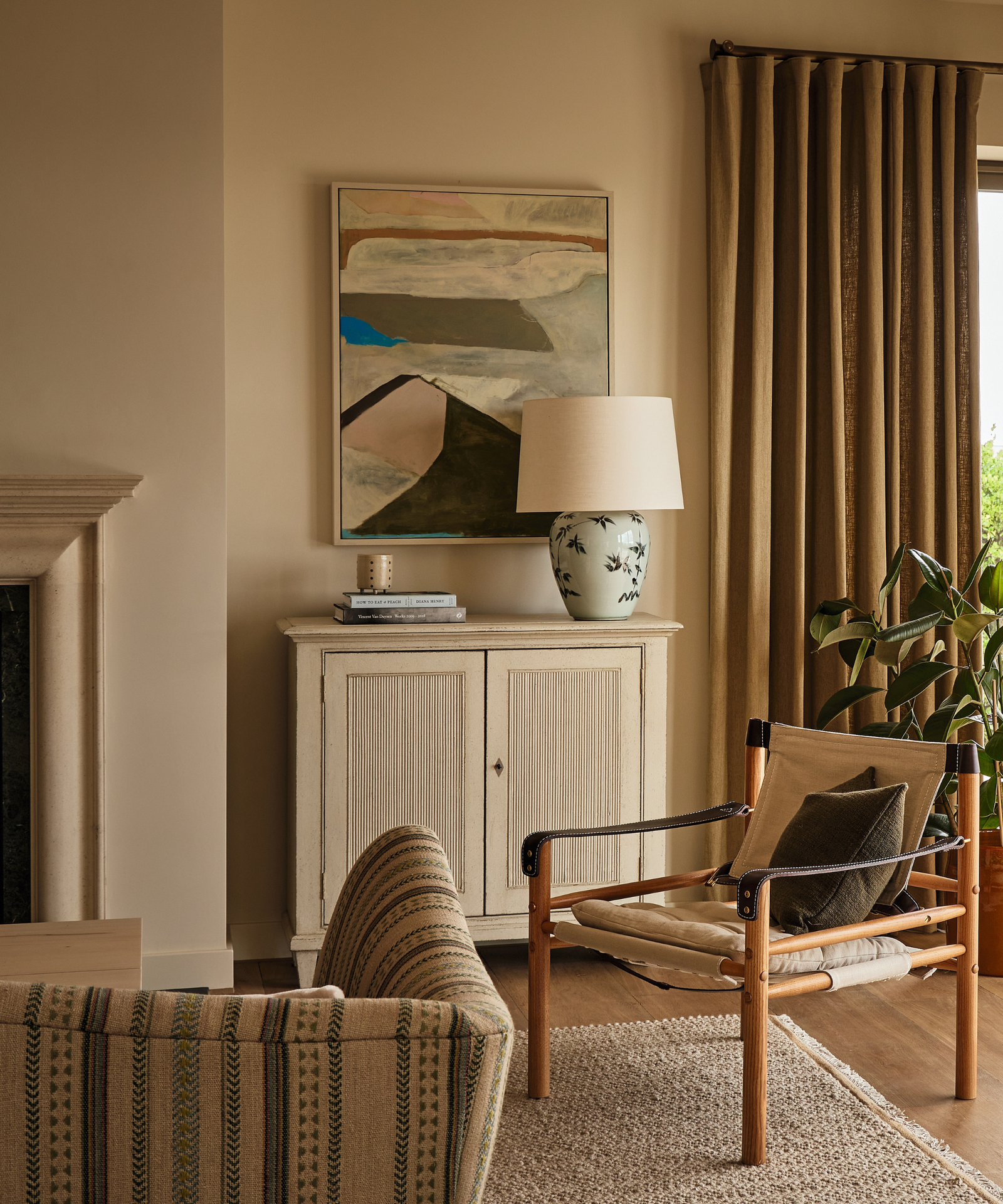 This vacation home reveals a contemporary take on British coastal style ...
