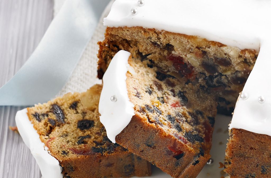 34 Christmas cake ideas: Simple Christmas cake decorations | GoodtoKnow