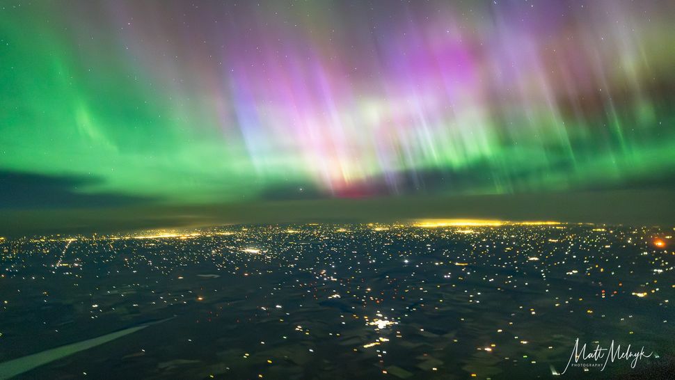 Pilot captures jaw-dropping northern lights show from 36,000 feet ...
