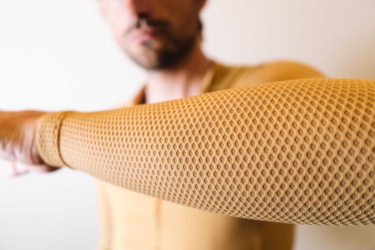 Maap Evade Pro Base LS Jersey 2.0 Review: A brilliant shoulder season ...