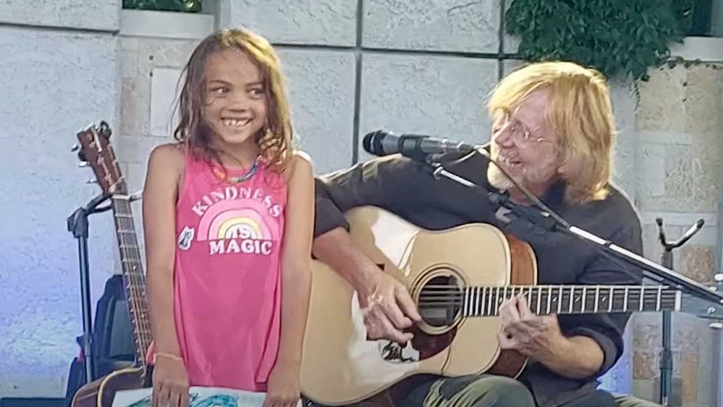 Little girl sings with Trey Anastasio of Phish, heart-melting cuteness ...