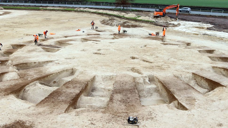 Vast cemetery of Bronze Age burial mounds unearthed near Stonehenge ...