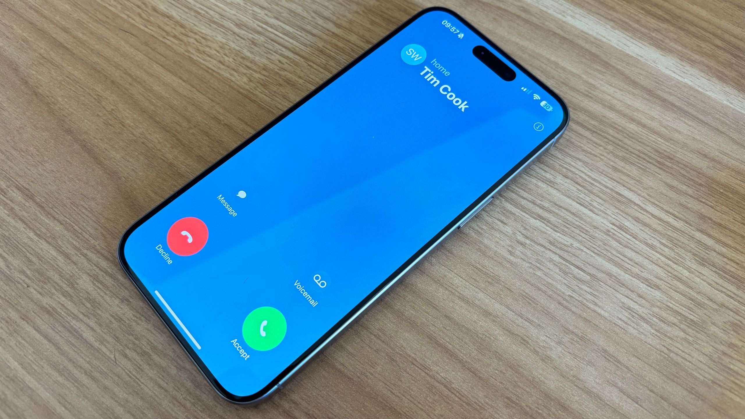 Do you keep missing calls on iOS? Bring back the full-screen incoming ...