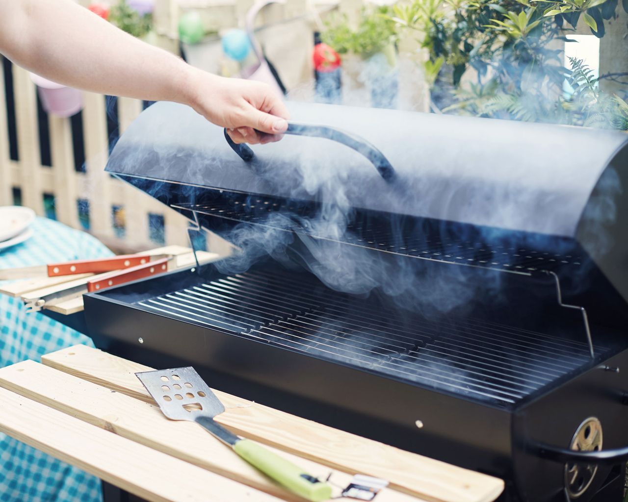 Experts warn of food poisoning if your grill isn't 100% clean | Real Homes