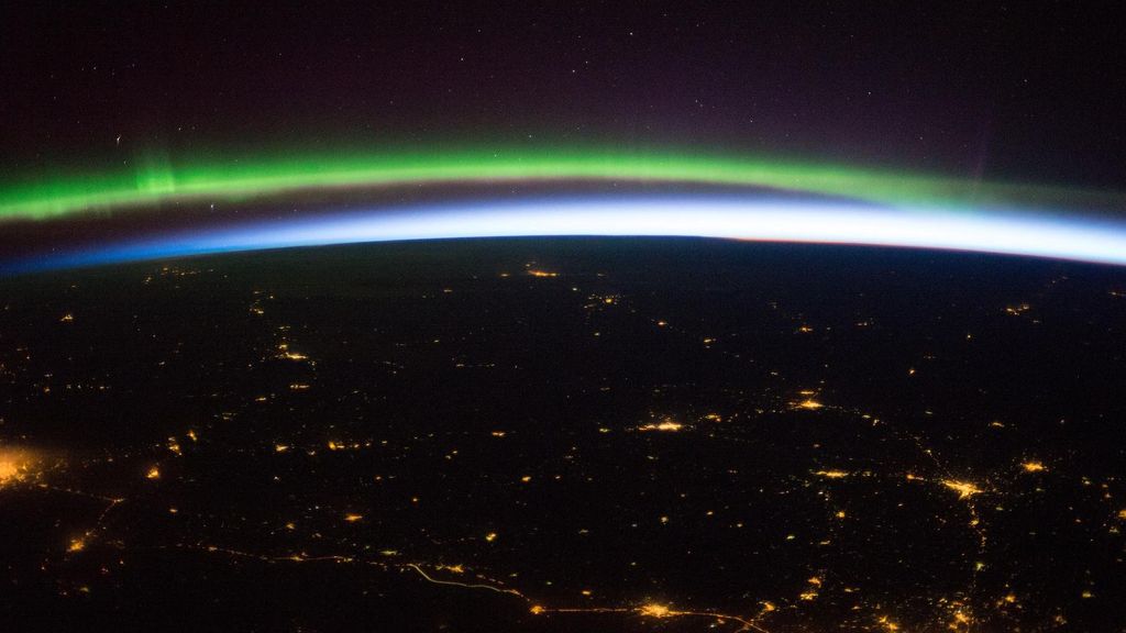 32 stunning photos of auroras seen from space | Live Science