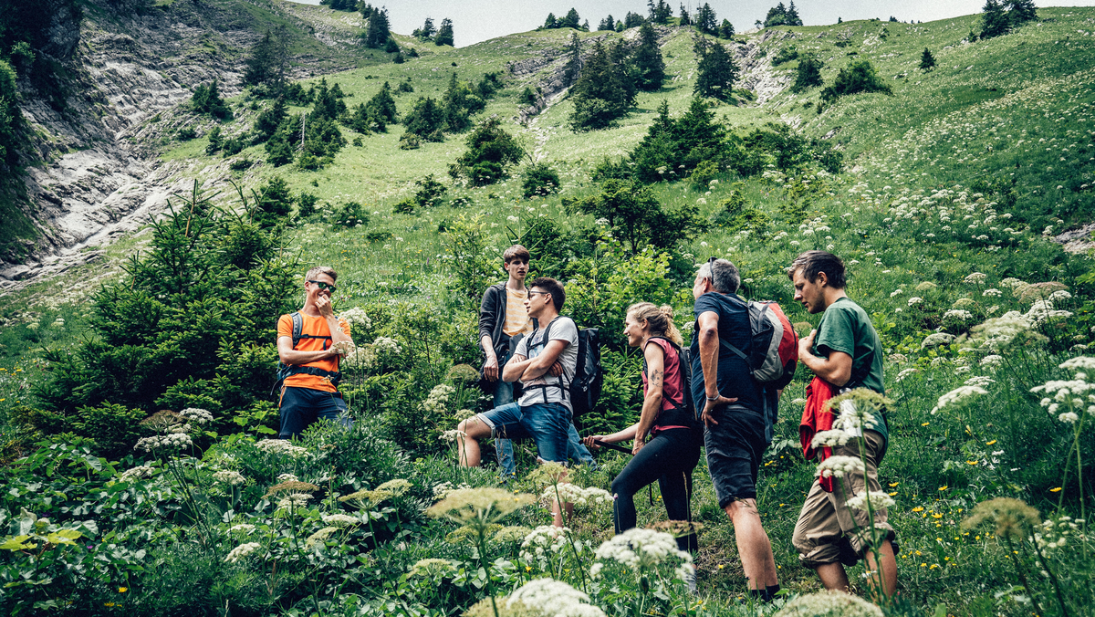 Hiking essentials: the must-have gear for any hike | Advnture