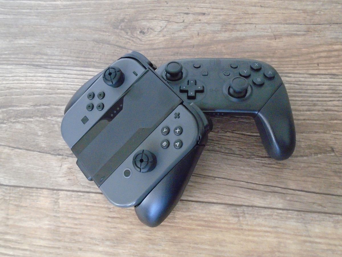 Nintendo Switch Pro Joy-Con Charging Grip vs Pro Controller: Which ...
