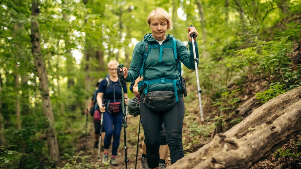 What color clothes should you wear hiking? | Advnture