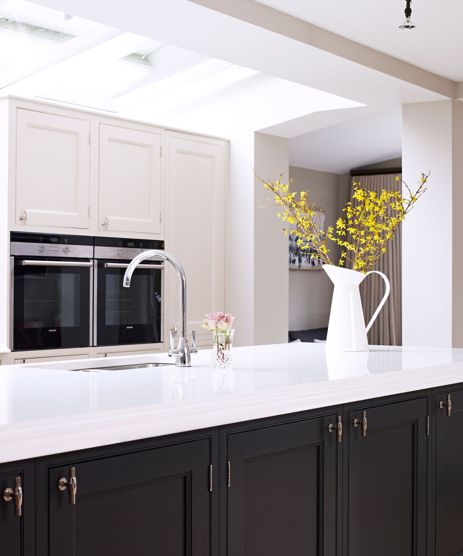 6 outdated kitchen countertop trends to leave behind in 2025 | Homes ...