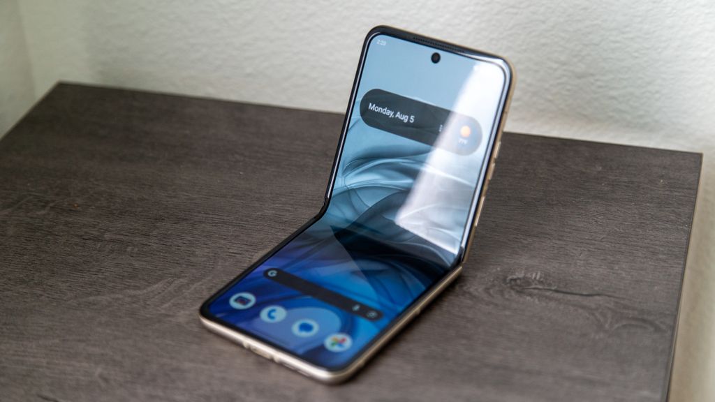 Samsung Galaxy Z Flip 6 vs. Motorola Razr 2024: Not a completely unfair ...