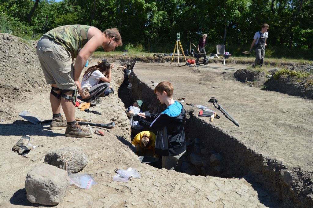 Bizarre 'Spider Stones' Found at Site of Neolithic Sun-Worshipers ...