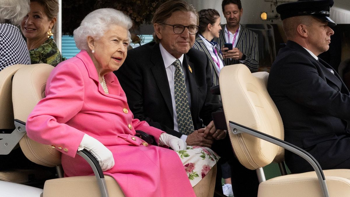 The bittersweet detail in the Queen's Chelsea Flower Show outfit ...