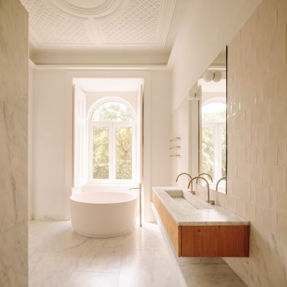 5 White Marble Bathrooms That Feel Brilliantly Modern | Livingetc