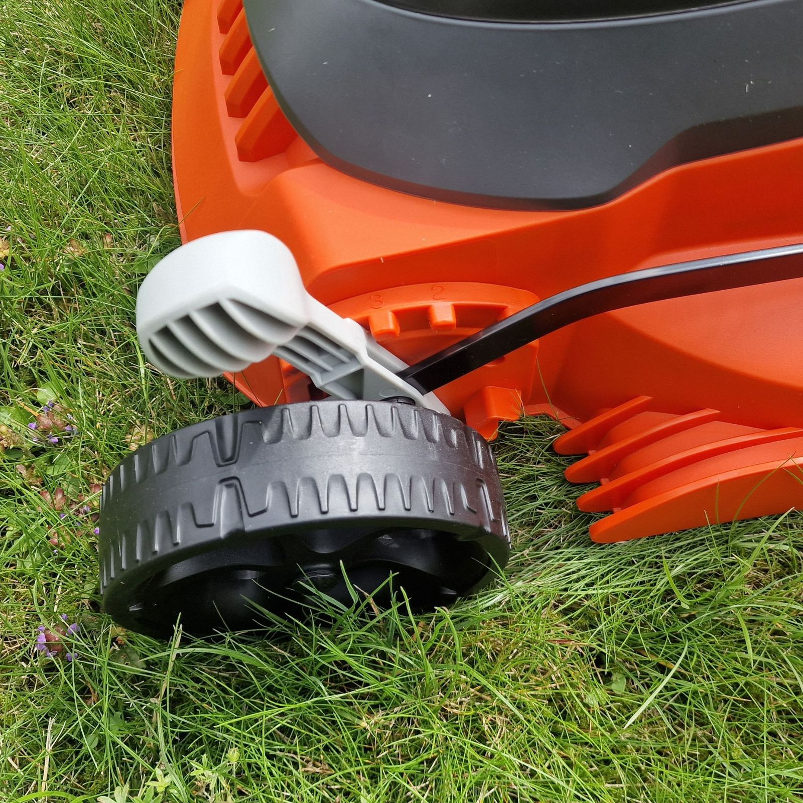 Flymo EasiStore 340R lawnmower review: quiet, compact, and capable ...
