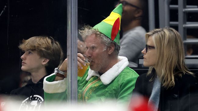Will Ferrell Drinking And Smoking In His Buddy The Elf Costume Is The ...