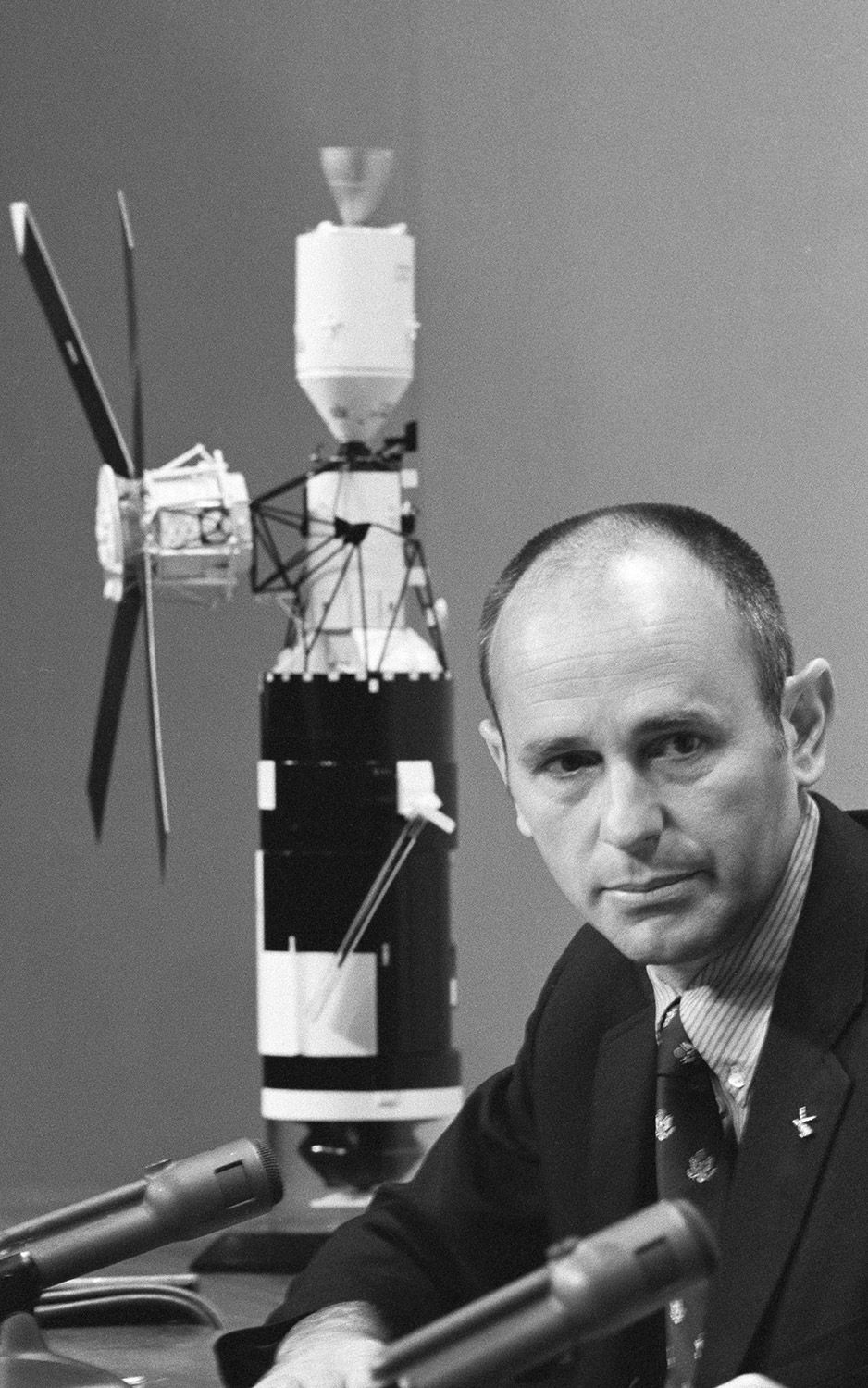 Astronaut Alan Bean Remembered: Photos of a Moonwalker-Turned-Artist ...