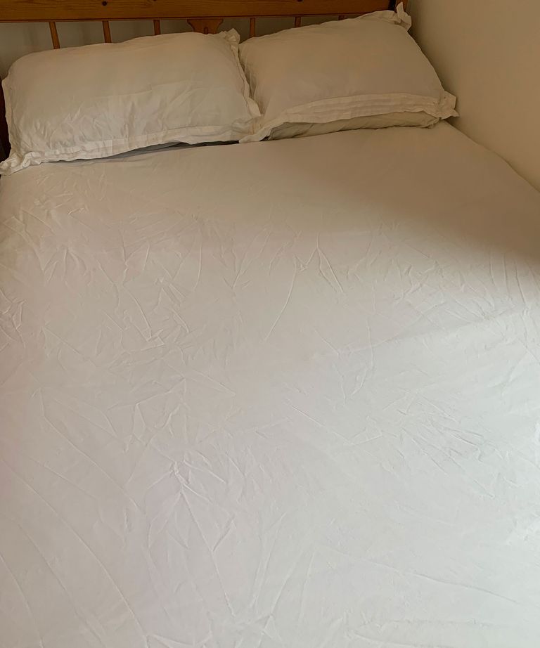 We tried the water hack to remove creases from bed sheets | Real Homes