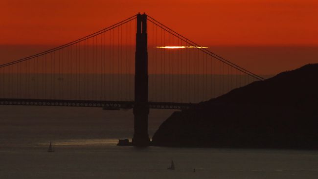 What causes the strange green flash at sunset and sunrise on Earth? | Space