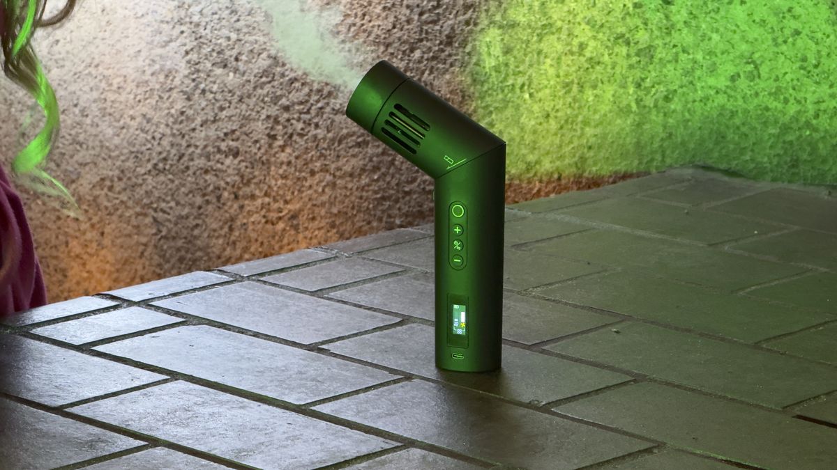 Colbor CineFlare CF5 review: the foggiest handheld fog machine that I ...