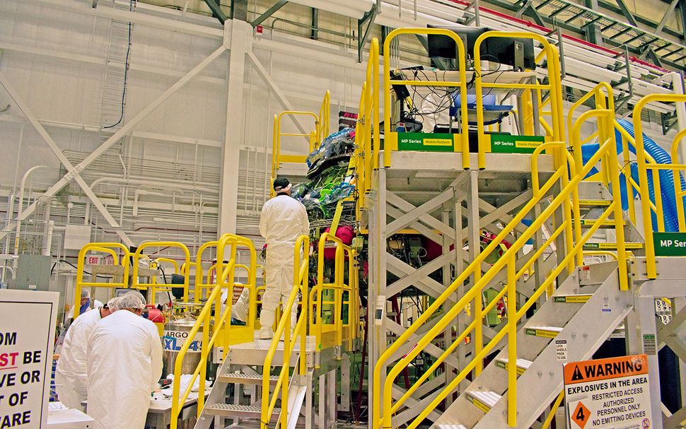 Photo Tour: Inside Boeing's CST-100 Starliner Spaceship Hangar | Space