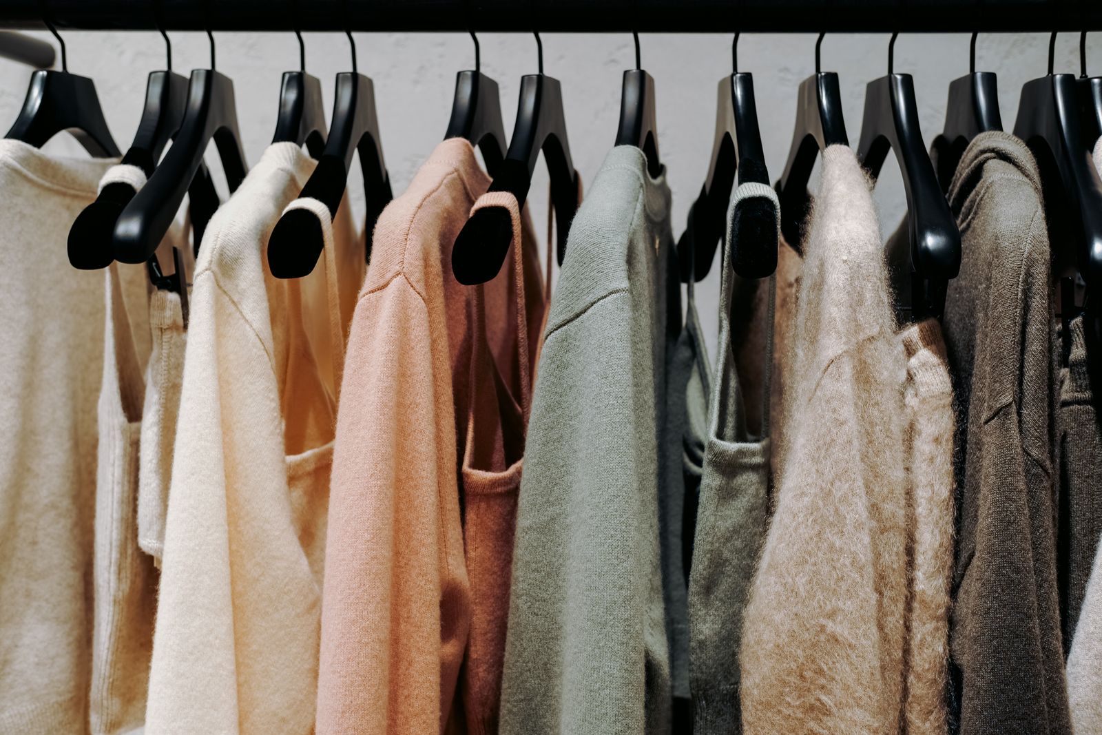 This Closet Labeling System Lets You Organize Your Outfits | Livingetc