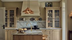 How to organize plates in a kitchen: 10 tips from the experts | Homes ...