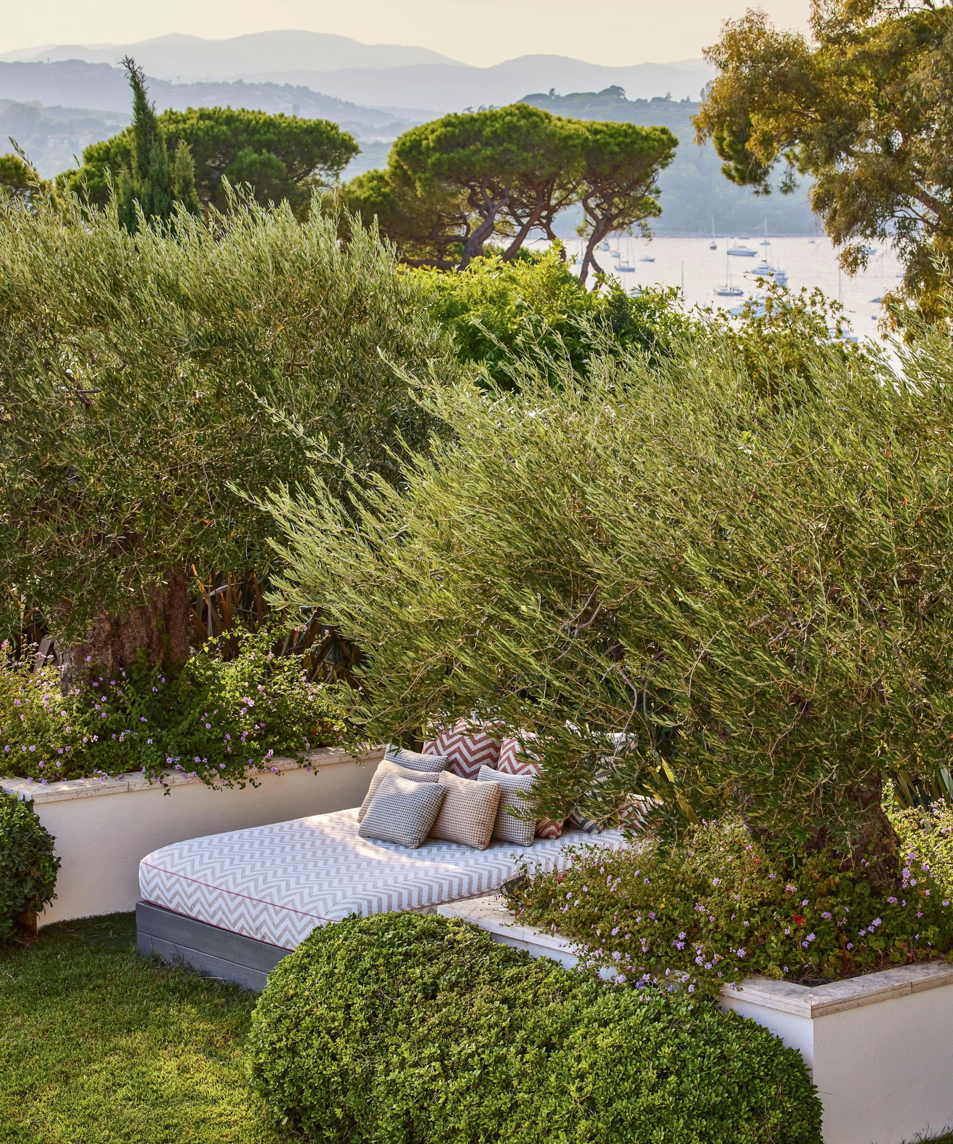 This luxurious Saint-Tropez villa, with its many sociable spaces ...