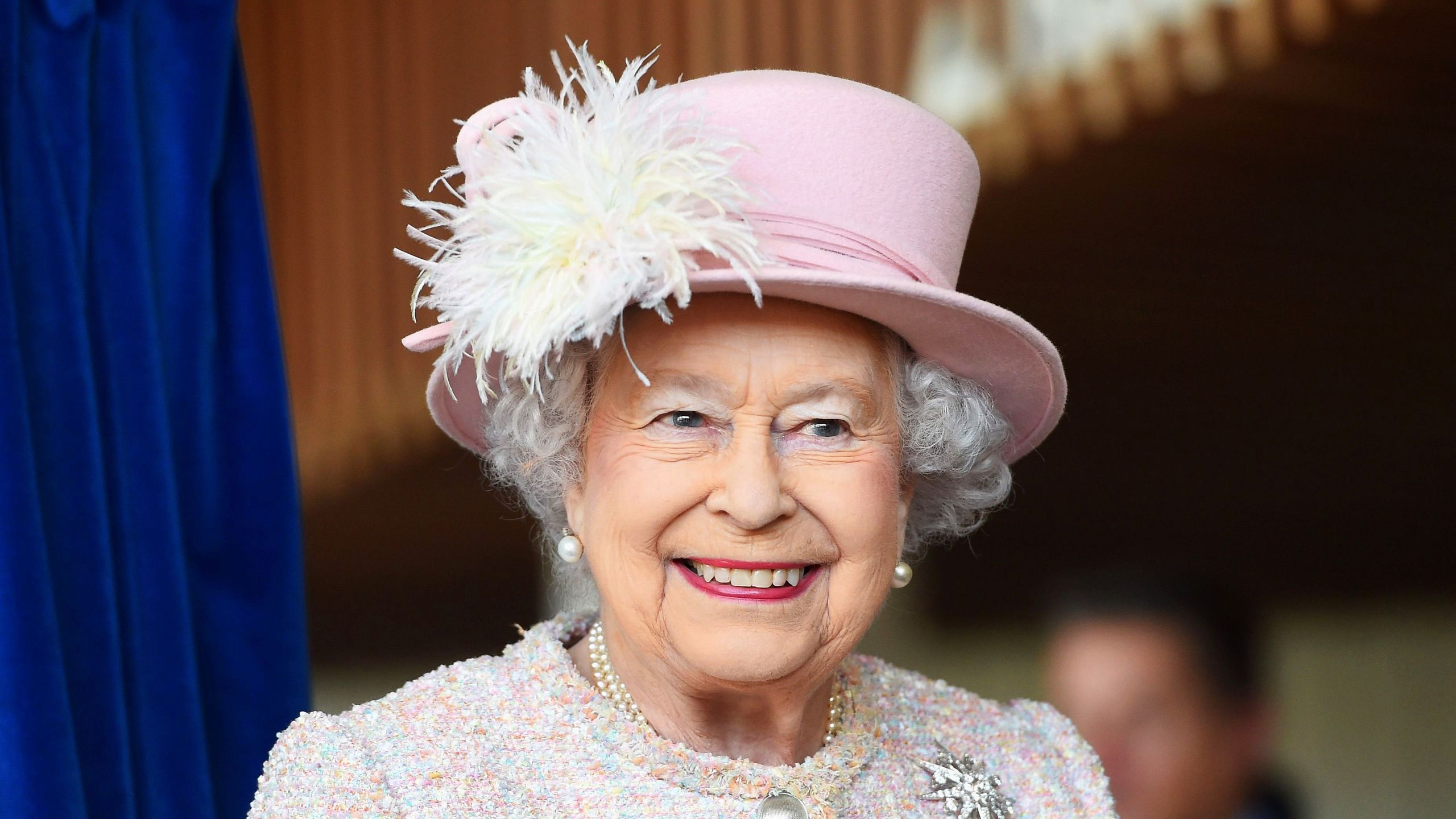 The Queen Is Hiring a New Personal Assistant at Buckingham Palace ...