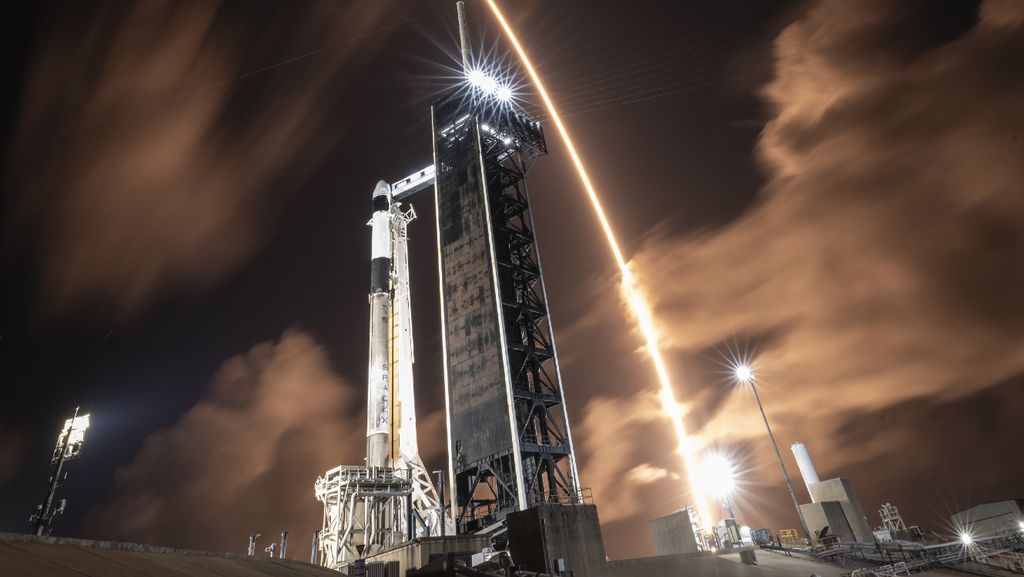 SpaceX launches back-to-back Falcon 9 rockets within 65 minutes and ...