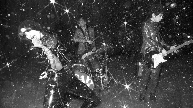 Nick Zinner on the return of Yeah Yeah Yeahs: ditching amps, embracing ...