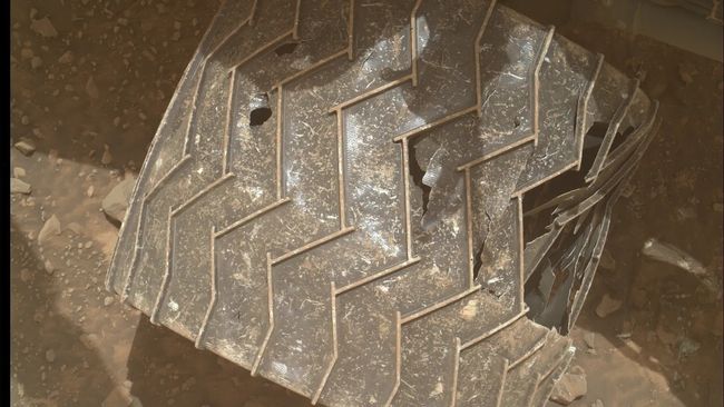 Curiosity Mars rover's wheels are more battered than ever — but they ...
