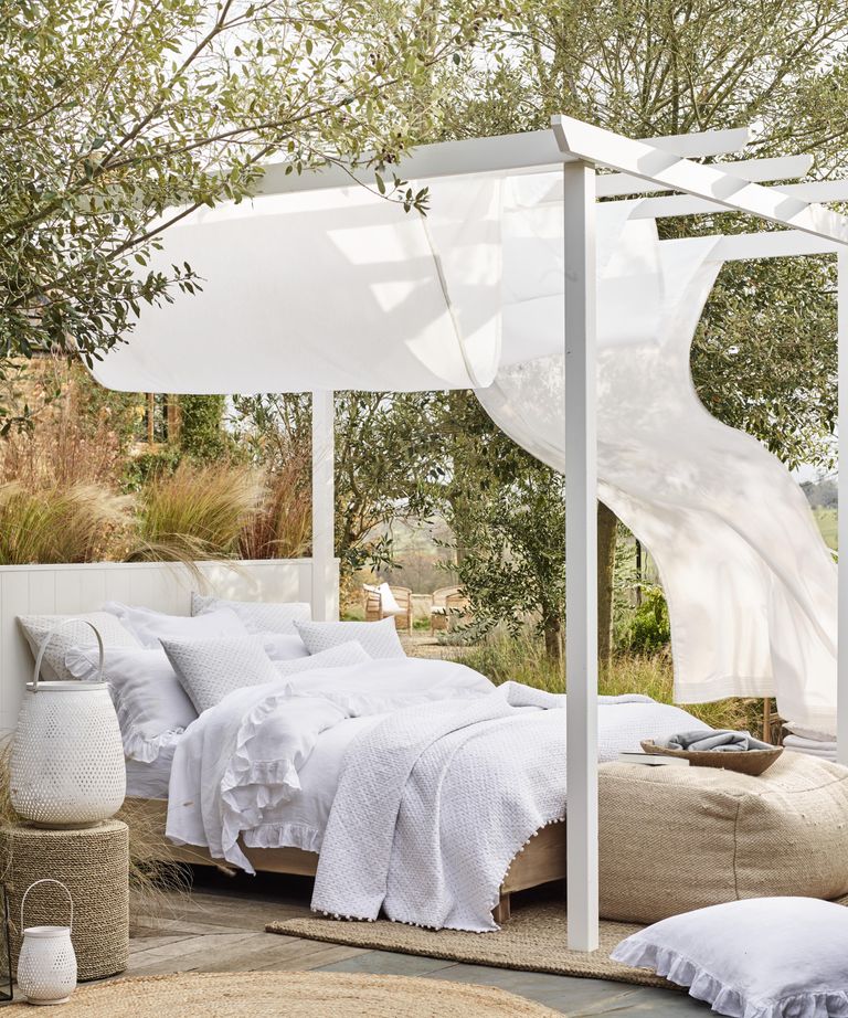 Dermatologist reveals the best bedding fabric for skin | Livingetc