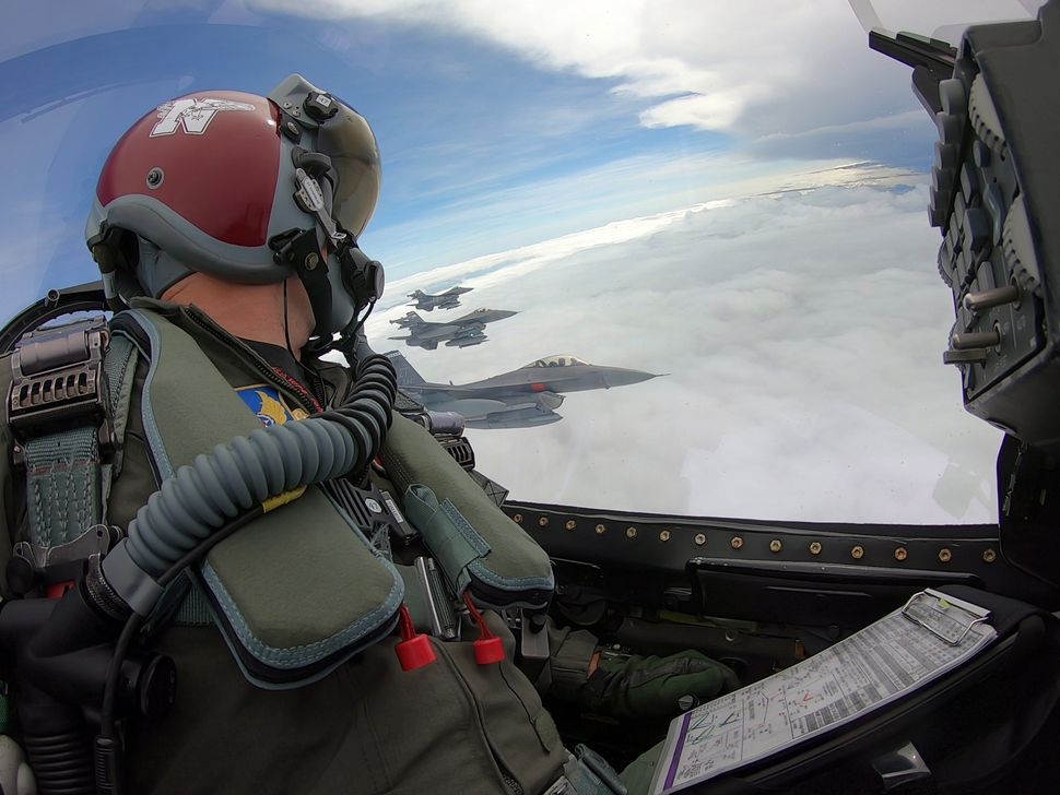 How the superfast flight of astronauts and fighter pilots changes their ...