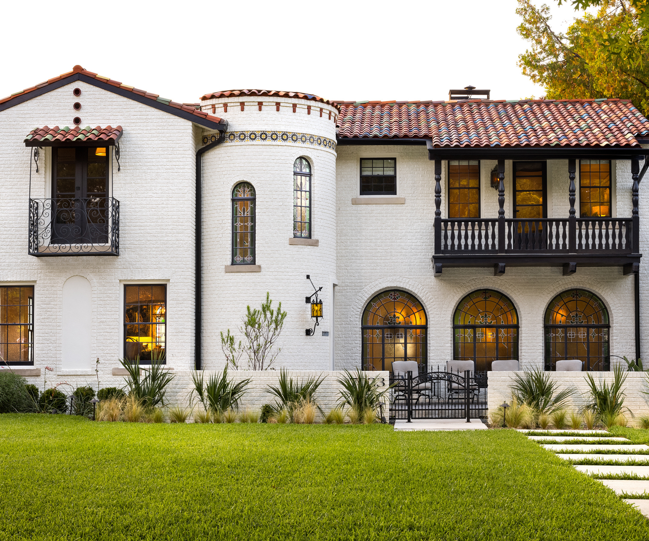 11 window trim colors to elevate your home's exterior | Homes and Gardens