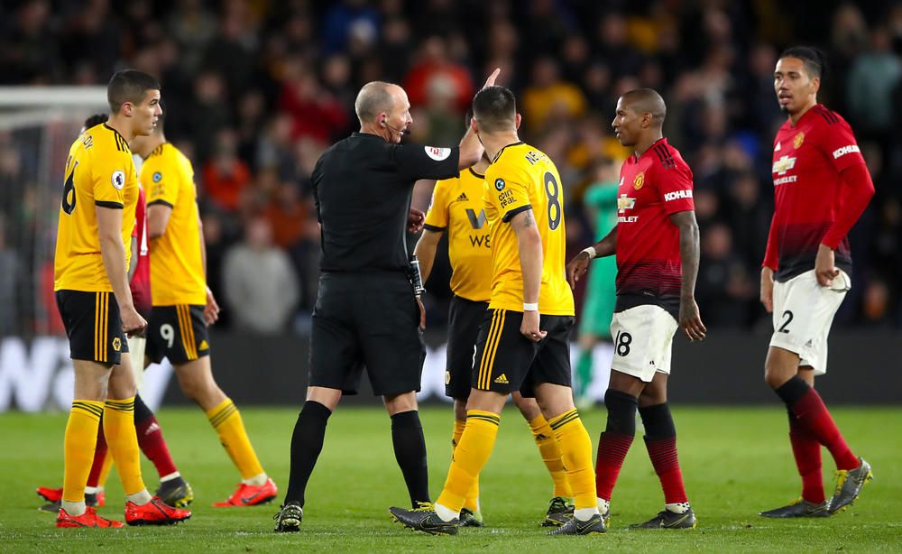 Mike Dean dishes out 100th Premier League red card | FourFourTwo