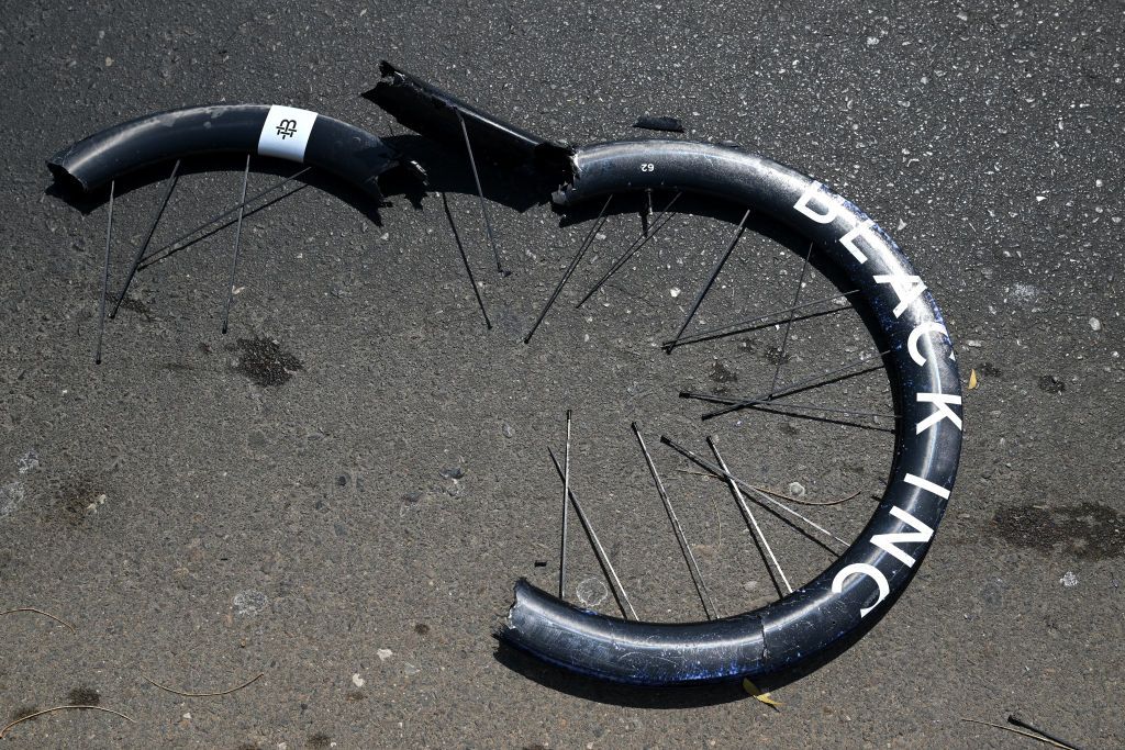 Chris Froome fractures collarbone in crash during final stage of UAE ...