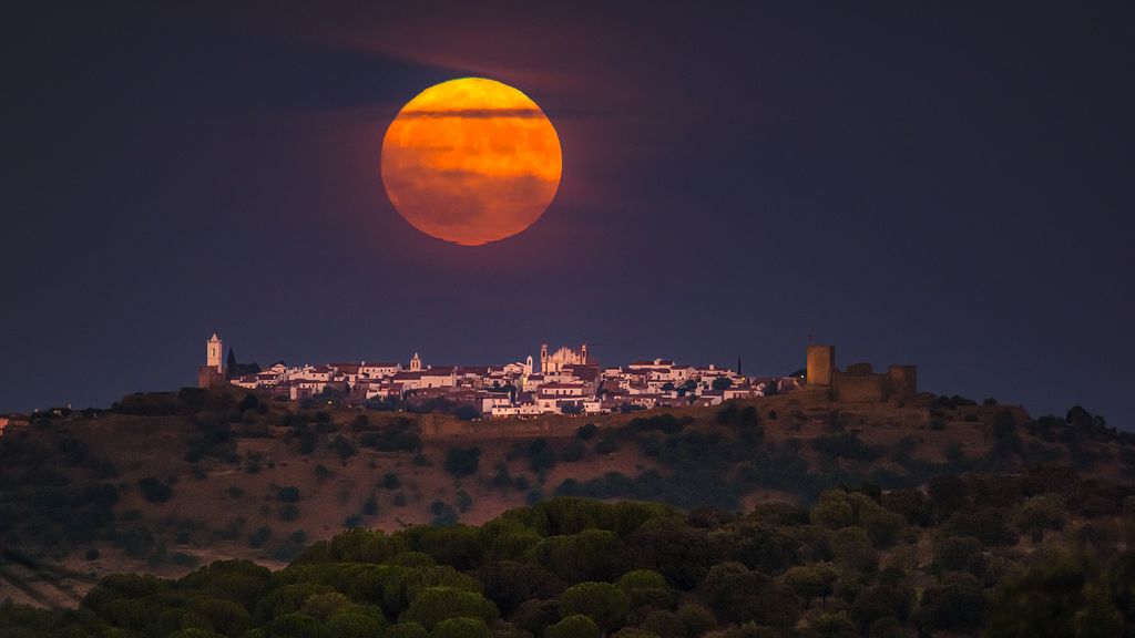 October full moon 2025 guide: The Hunter's Moon follows close Saturn ...