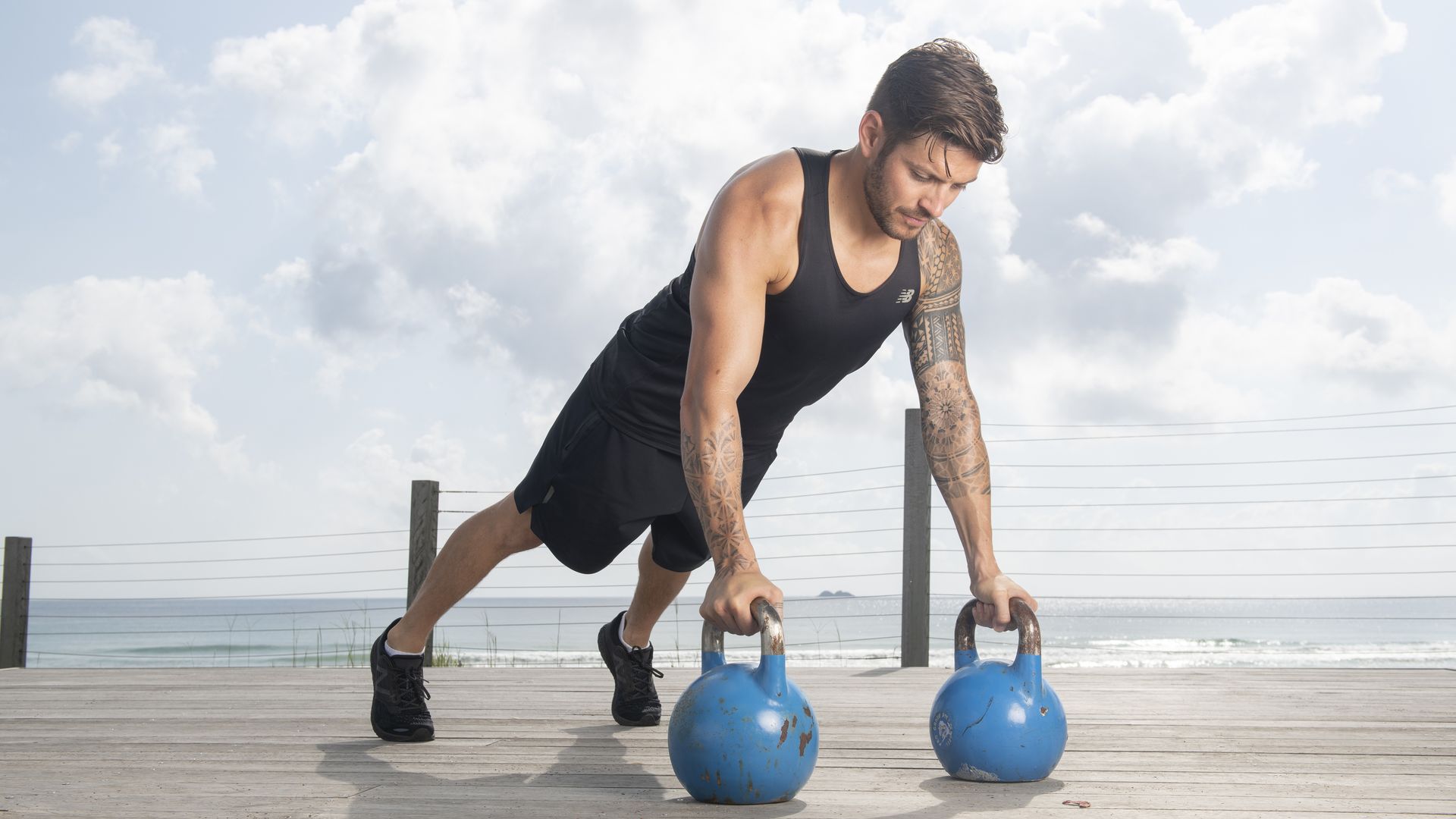This 17-minute workout from Chris Hemsworth will help you build full ...
