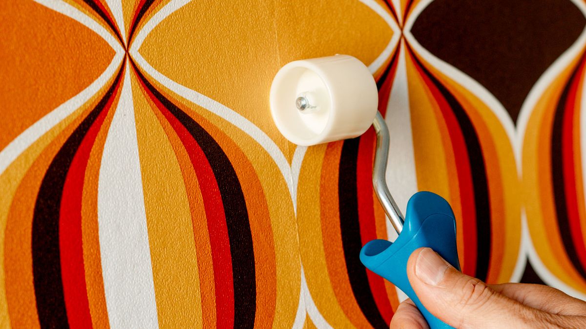How to hide wallpaper seams to get a flawless finish | Homebuilding