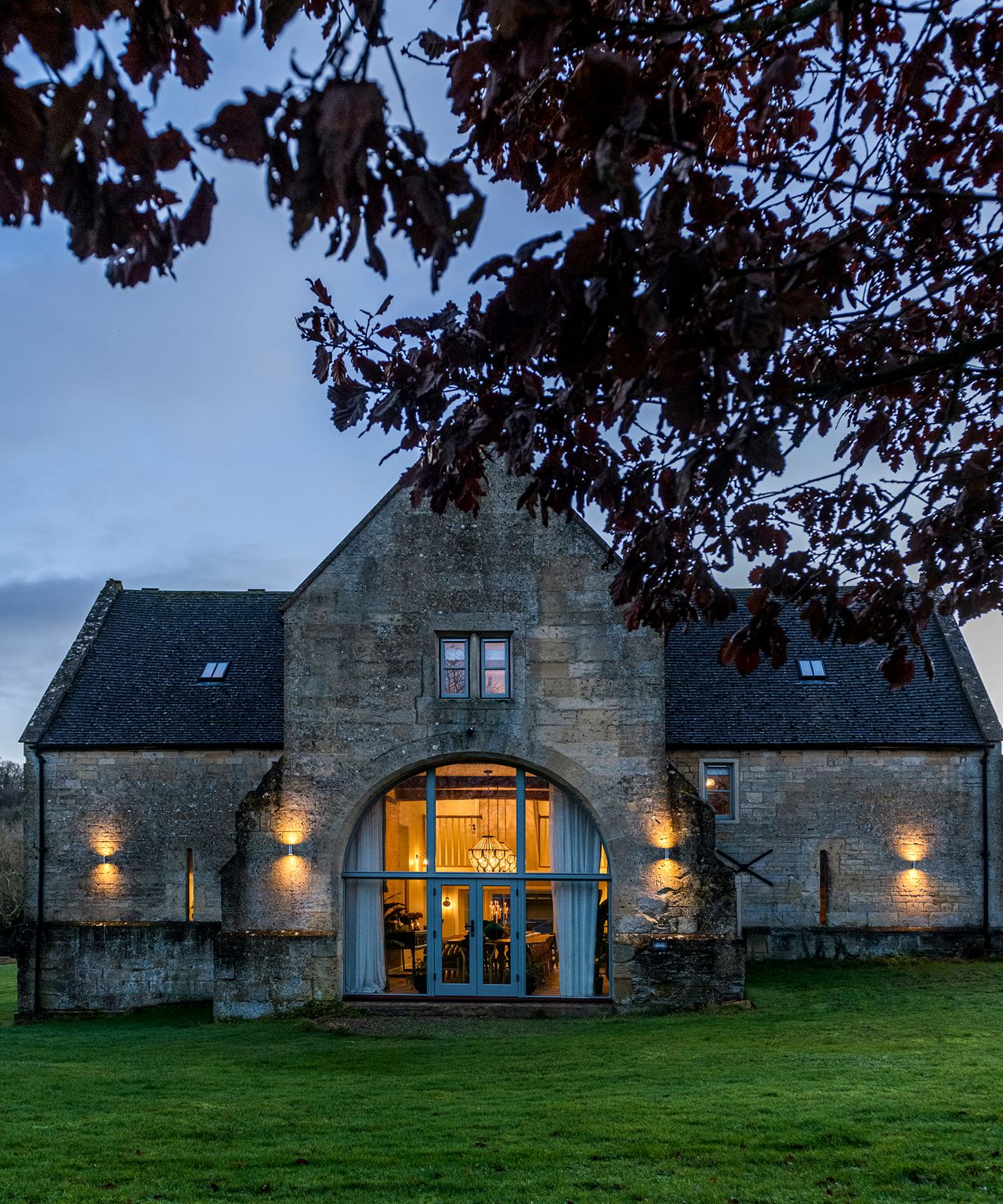 A Cotswold Christmas – explore this 18th Century British barn ...